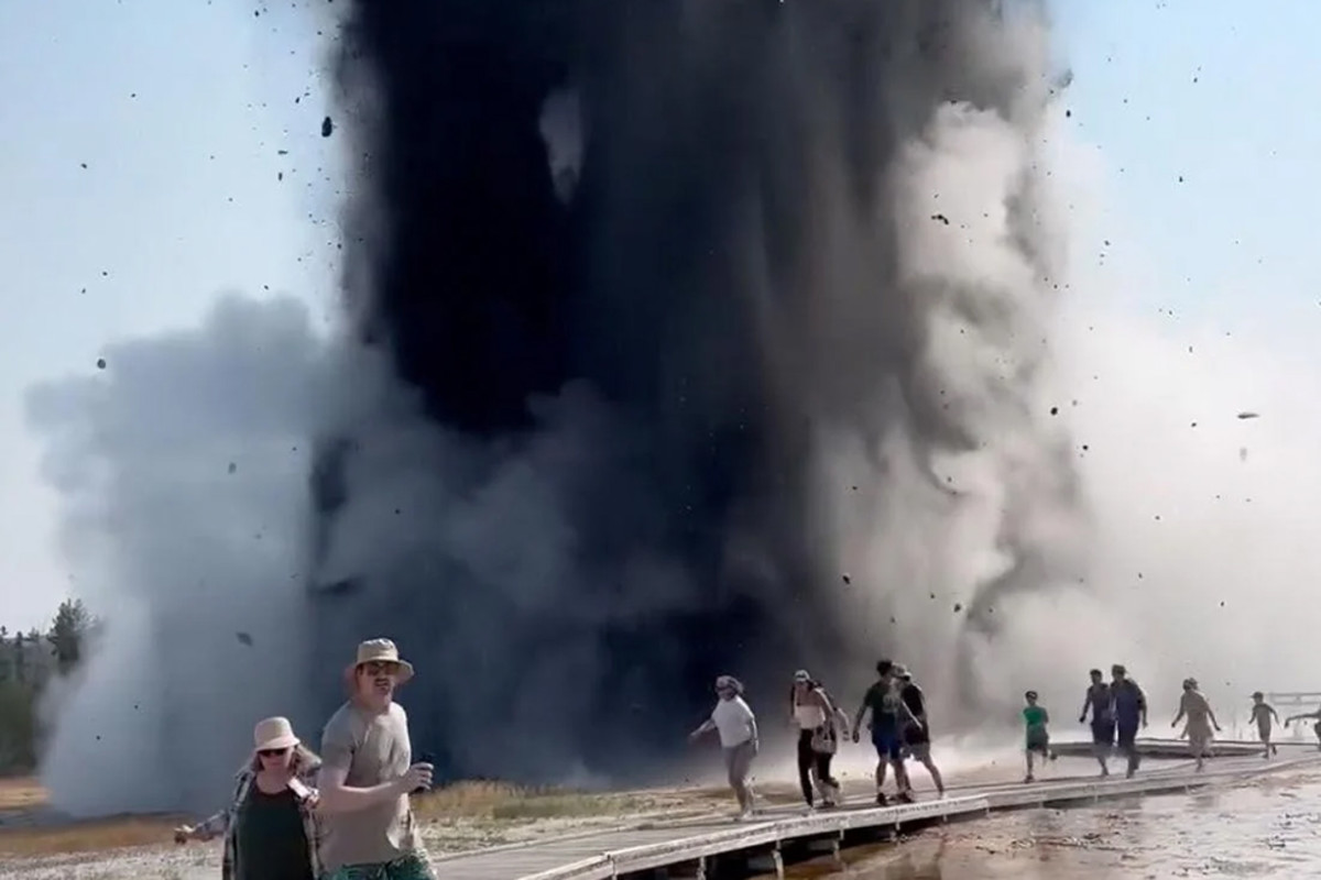 Large Steam Explosion Rocks Biscuit Basin at Yellowstone (but Don't ...