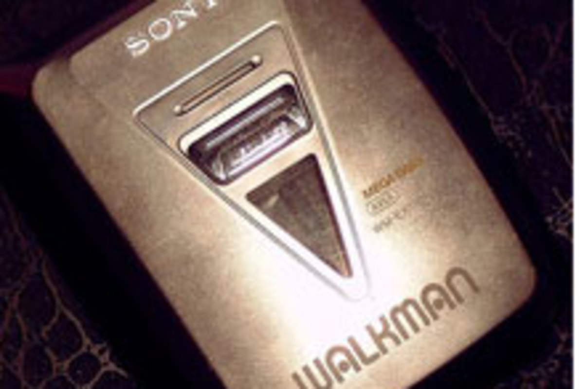 Teen Tries a Walkman for the First Time; Takes 3 Days to Find Side B ...