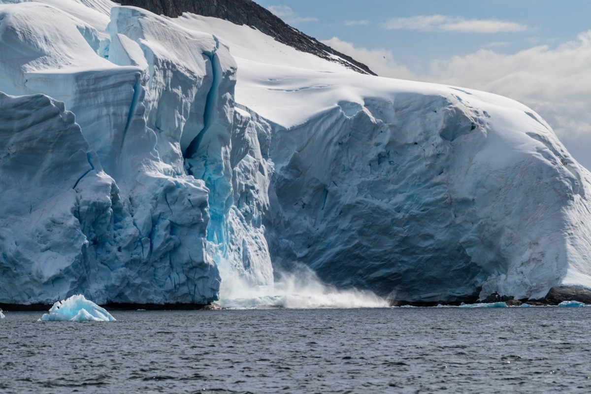 The Largest Mountain Range No One Has Seen Lives Under Antarctica's Ice ...