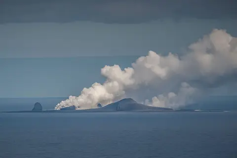 Some Volcanoes Create Undersea Bubbles Up to a Quarter Mile Wide ...
