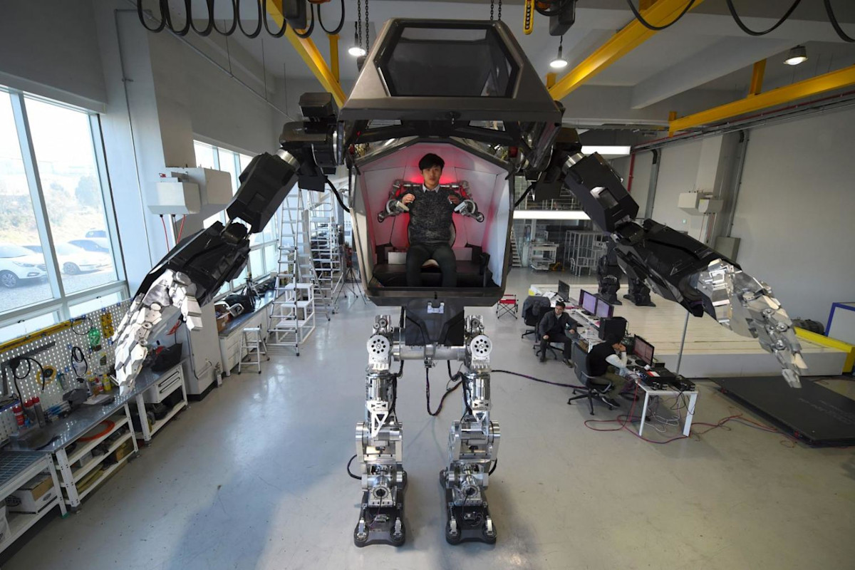 South Korean Mech Takes Its First, Earth-Shaking Steps | Discover Magazine