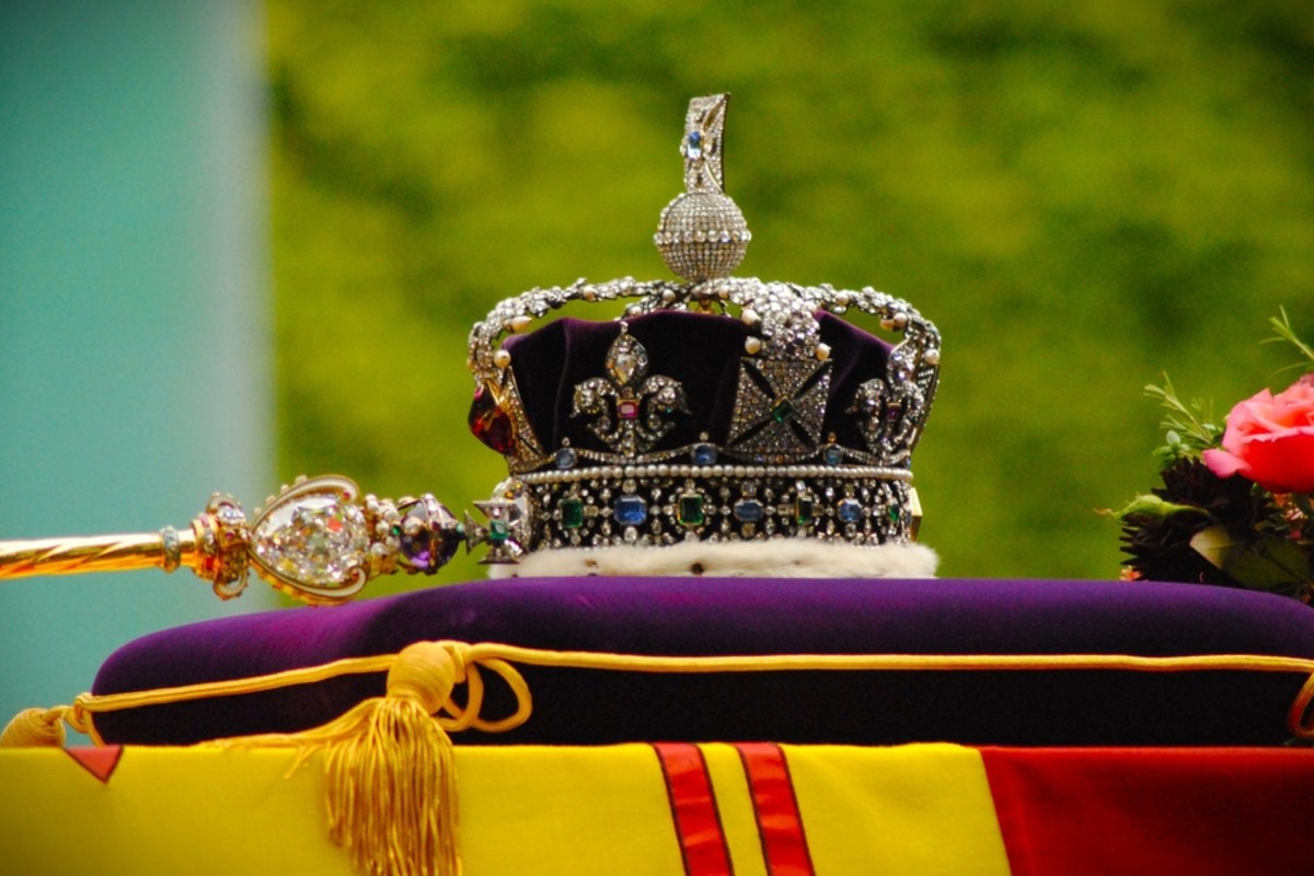 More than 100 Items in the British Royal Regalia Symbolize Power and ...